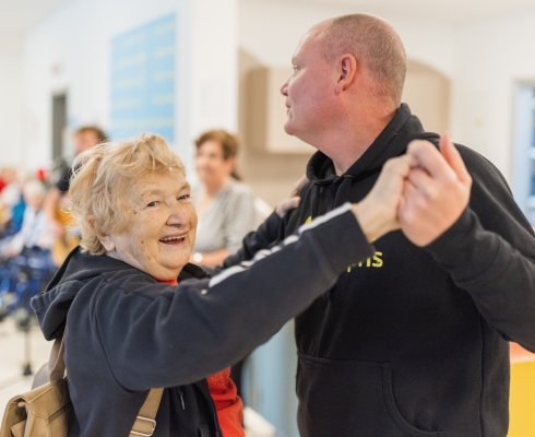 Caprisova ekipa z dvojnim presenečenjem ob prvi obletnici DEOS Centra ...