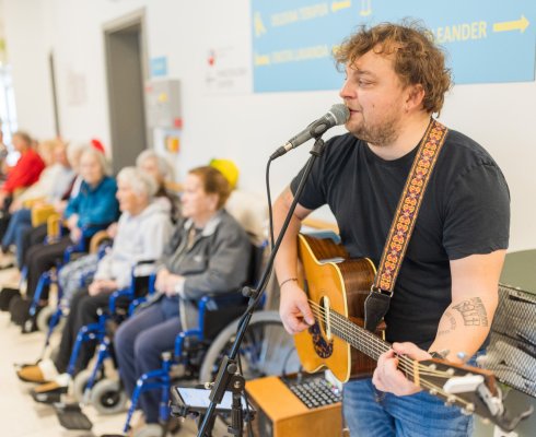 Caprisova ekipa z dvojnim presenečenjem ob prvi obletnici DEOS Centra ...