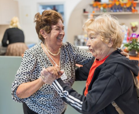 Caprisova ekipa z dvojnim presenečenjem ob prvi obletnici DEOS Centra ...