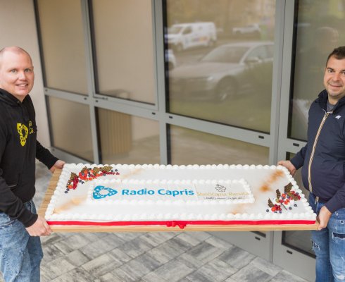 Caprisova ekipa z dvojnim presenečenjem ob prvi obletnici DEOS Centra ...