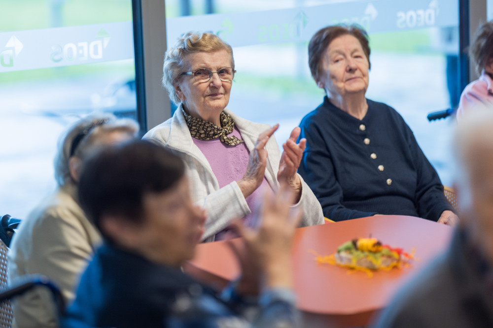 Caprisova ekipa z dvojnim presenečenjem ob prvi obletnici DEOS Centra ...