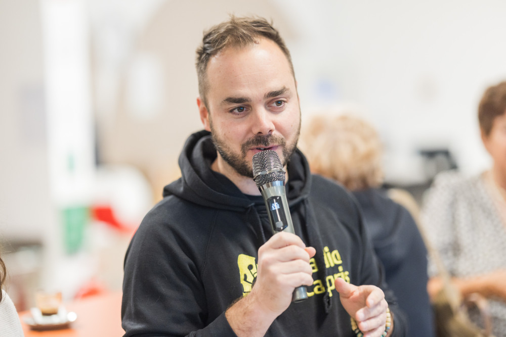 Caprisova ekipa z dvojnim presenečenjem ob prvi obletnici DEOS Centra ...