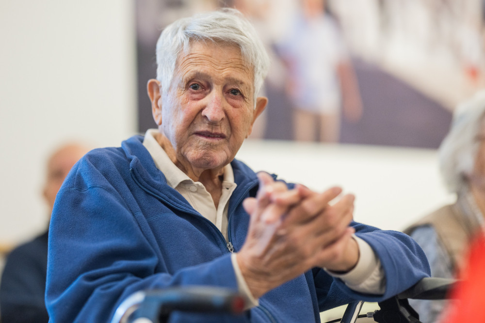 Caprisova ekipa z dvojnim presenečenjem ob prvi obletnici DEOS Centra ...