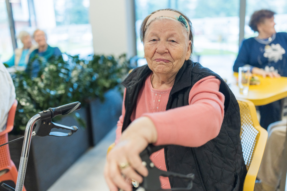 Caprisova ekipa z dvojnim presenečenjem ob prvi obletnici DEOS Centra ...