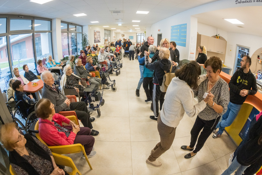 Caprisova ekipa z dvojnim presenečenjem ob prvi obletnici DEOS Centra ...