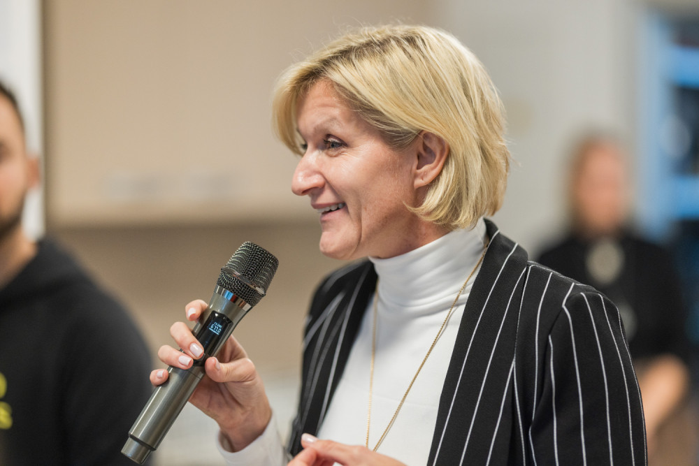 Caprisova ekipa z dvojnim presenečenjem ob prvi obletnici DEOS Centra ...