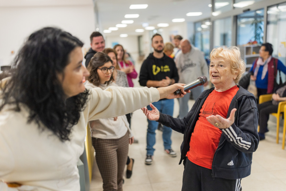 Caprisova ekipa z dvojnim presenečenjem ob prvi obletnici DEOS Centra ...