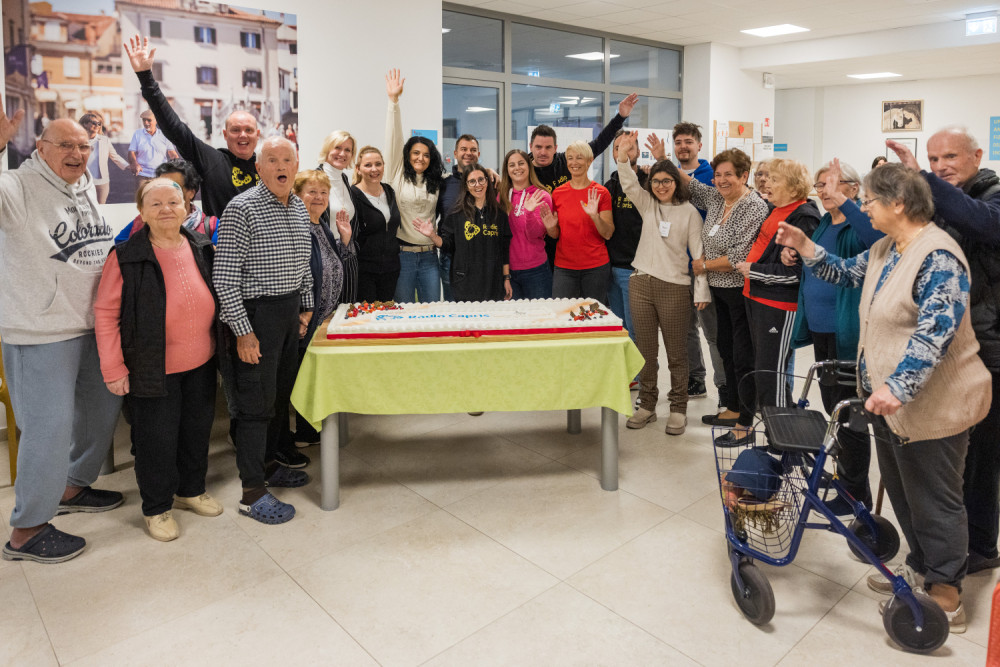 Caprisova ekipa z dvojnim presenečenjem ob prvi obletnici DEOS Centra ...