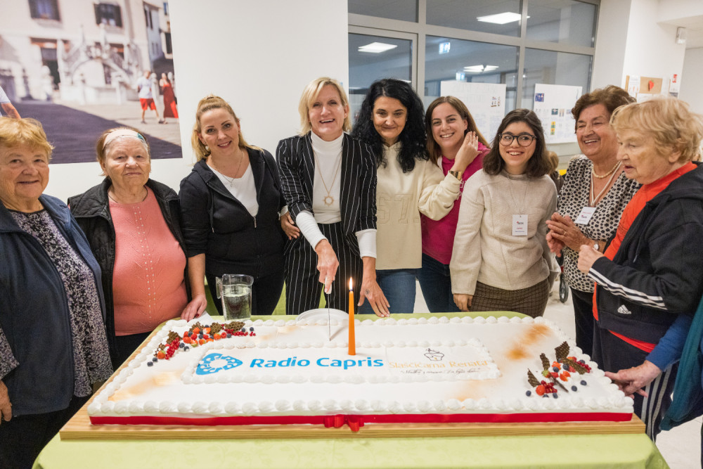 Caprisova ekipa z dvojnim presenečenjem ob prvi obletnici DEOS Centra ...